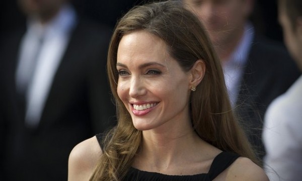 Απίστευτη Angelina Jolie: Η κίνηση που έκανε τον γύρο του διαδικτύου ...