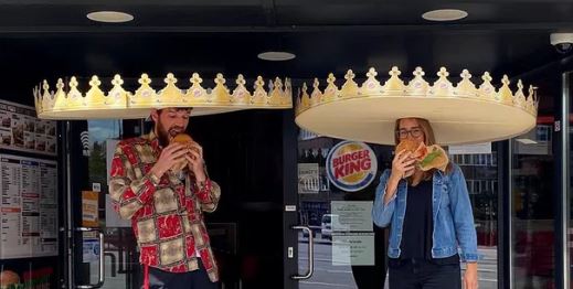 Το Burger King μοιράζει τεράστιες χάρτινες κορώνες ώστε να κρατούν οι ...