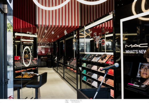 ΤΟ ΑΝΑΝΕΩΜΕΝΟ ΚΑΤΑΣΤΗΜΑ ΤΗΣ M·A·C COSMETICS ΣΤΗ ΓΛΥΦΑΔΑ ΑΝΟΙΞΕ ΤΙΣ ...