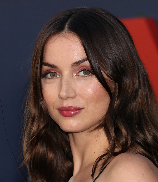 Η Ana De Armas, Global Brand Ambassador της Estée Lauder, απαστράπτουσα ...
