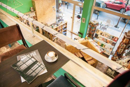 5 top book bars της Αθήνας για διάβασμα, καφεδάκι και χαλάρωση! | Thats ...