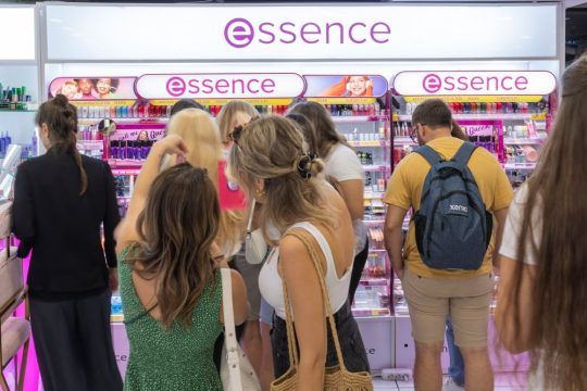 Το Hondos Center στην Ερμού ντύθηκε στα χρώματα της essence και της ...
